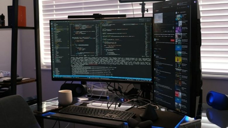Setting Monitor 2 Layar agar Visual Lebih Luas - Komedia